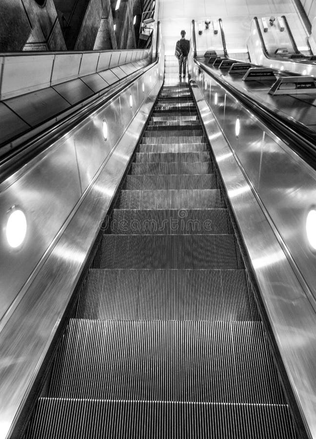 Rulltrappa Till Den London Tunnelbanan Redaktionell Arkivfoto - Bild av ...