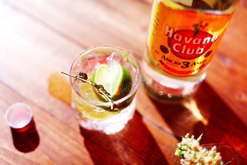 Rum cubano fotografia editoriale. Immagine di bottiglie - 71507247
