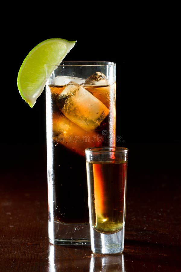 Rum e cola fotografia stock. Immagine di cuba, classico - 32750696