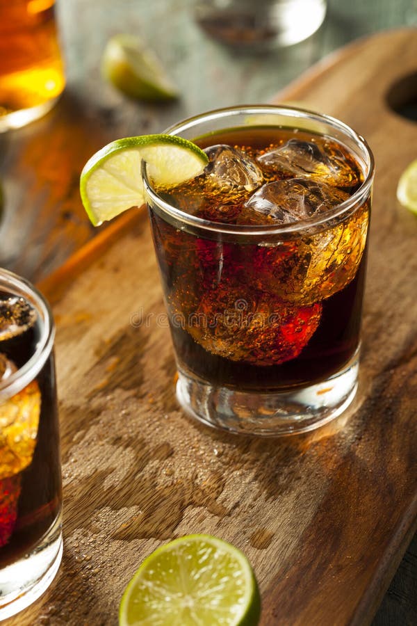 Bevanda Di Cuba Libre Della Cola E Del Rum Immagine Stock - Immagine di ...