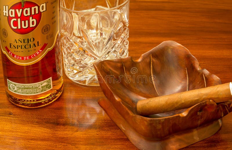 Rum e sigaro cubani immagine stock editoriale. Immagine di cristallo ...