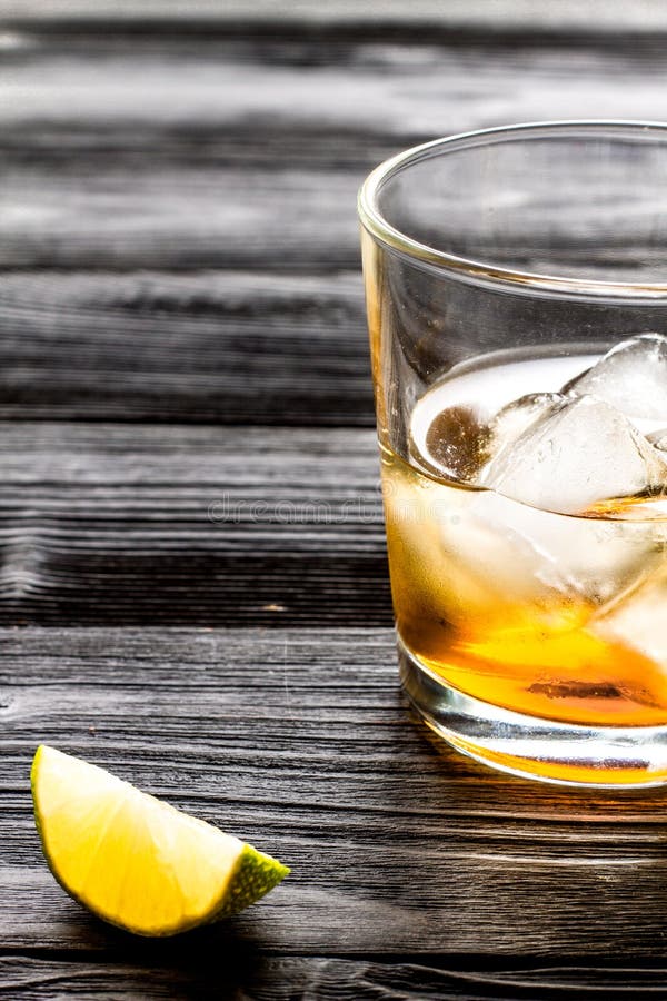 Rum Mit Eis Im Glas Auf Dunklem Hintergrund Und Kalk Stockbild - Bild ...