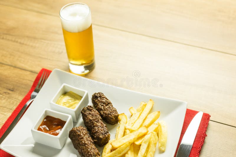 Barbacoa Rumana Tradicional Con La Carne De Cerdo Rolls (Mici O Mititei ...