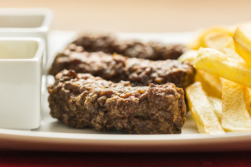 Alto Vicino Del Piatto Tradizionale Del Rumeno Mici Fotografia Stock ...