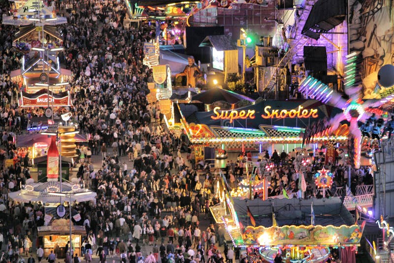 Rummelplatz-Fahrten Beim Oktoberfest In München Redaktionelles ...