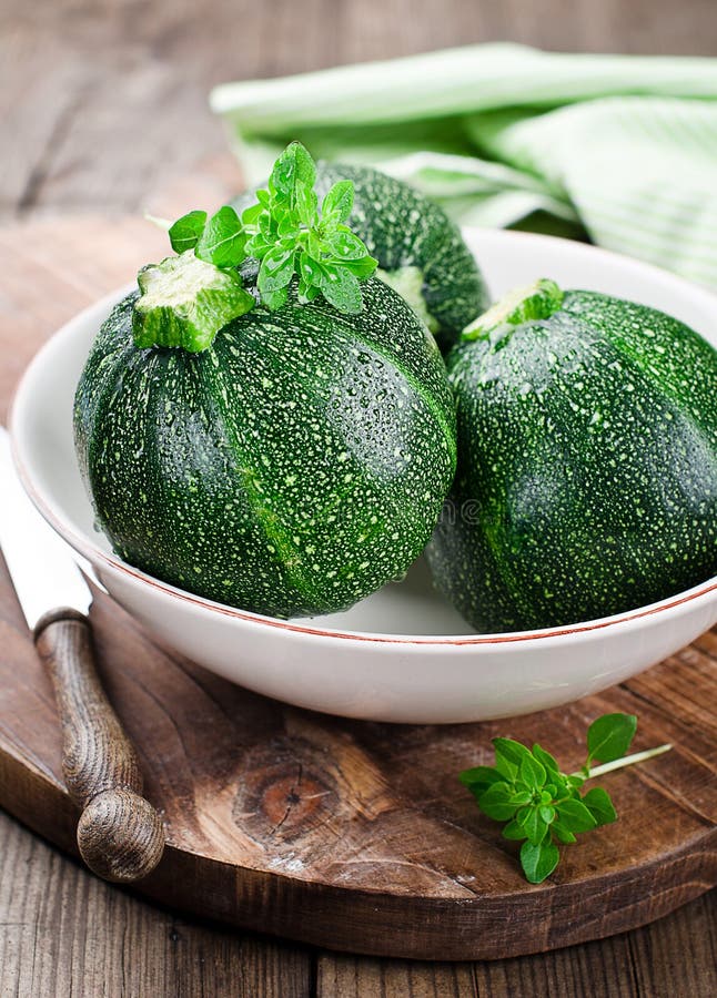 Rund zucchini arkivfoto. Bild av äta, matlagning, vitaminer - 30548720