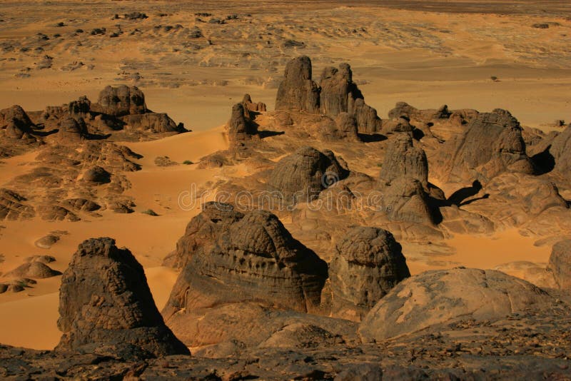 Runde Felsen in der Wüste stockbild. Bild von welle, gelb - 7435207