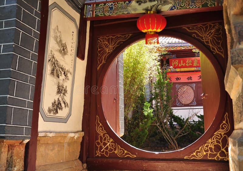 Rundes Tor Des Chinesischen Tempels Stockbild - Bild von spiritualität ...