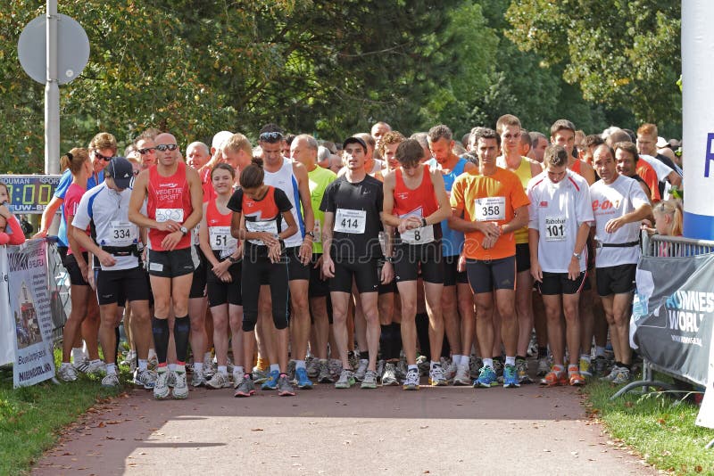 Runners waiting to start editorial photo. Image of moving - 16131941