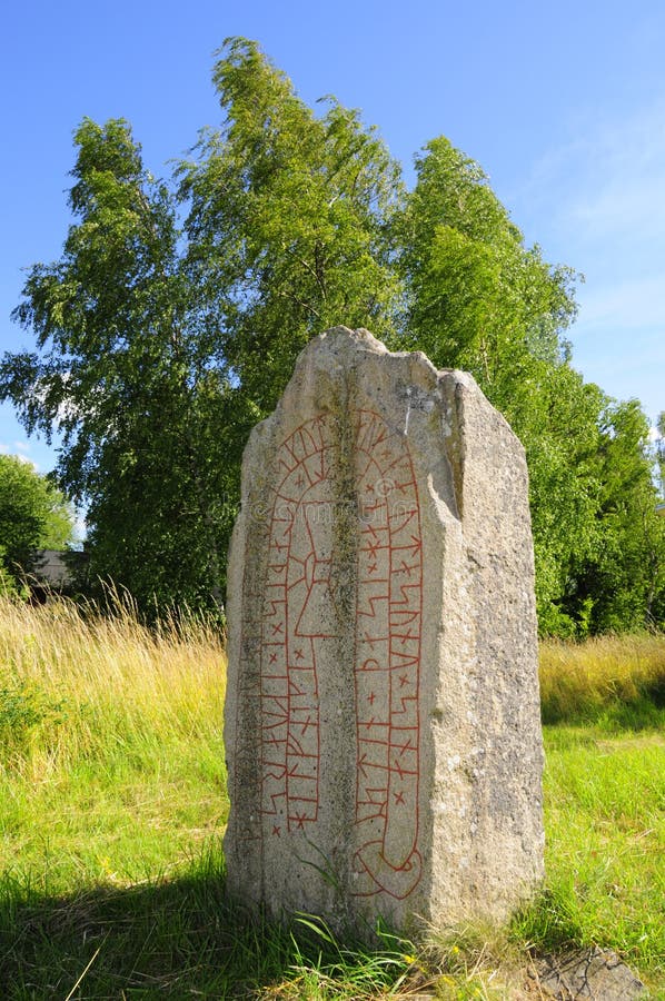 Runestone Med Inskriptioner Av Futhark Rinner I Röd Färg I Tallskogen I ...
