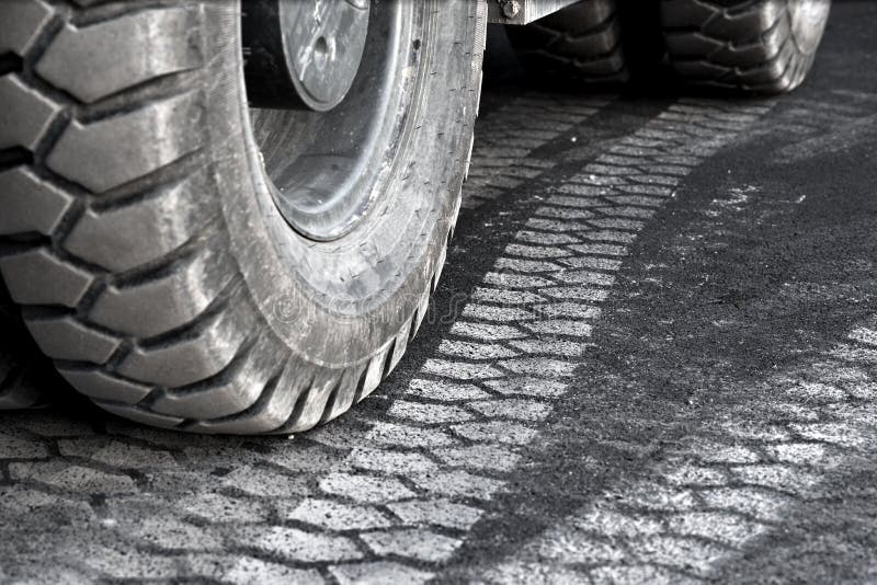 IMPRONTA DEL PNEUMATICO immagine stock. Immagine di veicolo - 21065755
