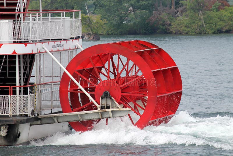Ruota A Pale Rossa Sulla Barca Di Fiume Fotografia Stock - Immagine di ...