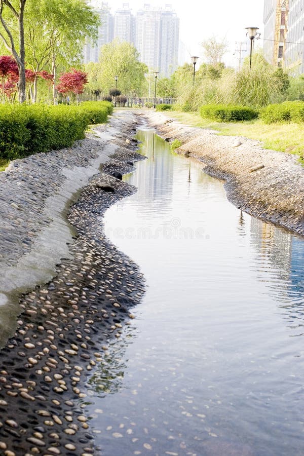 Un Ruscello Lungo E Limpido Scorre Verso La Città Immagine Stock ...