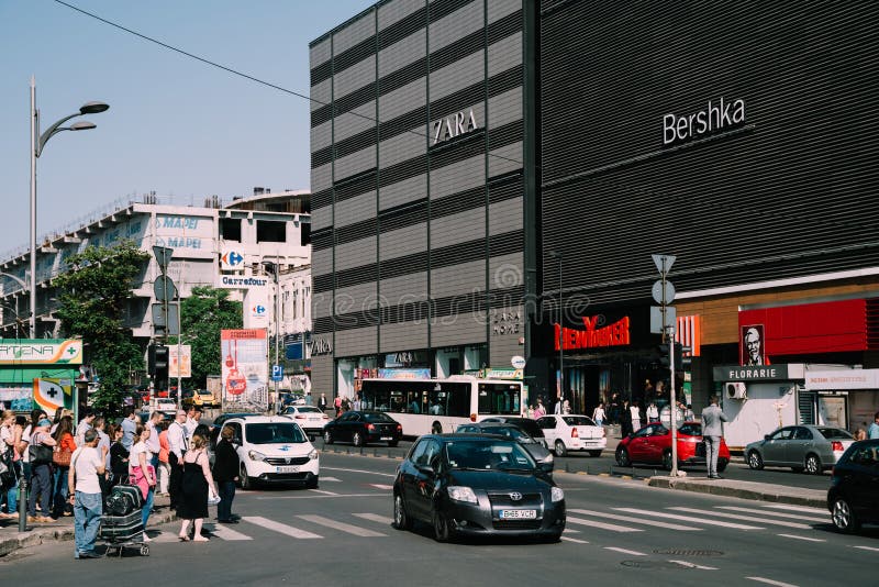 Rush Hour Traffic in Union Square Piata Unirii in Bucharest Editorial ...