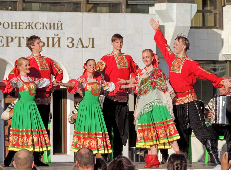 Russian folk dance editorial stock image. Image of spectator - 55617839