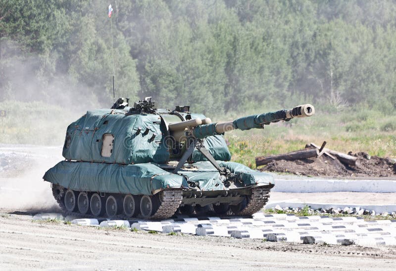 Gemotoriseerde Houwitser 2S3M Akatsiya Schiet Tijdens Toont ...