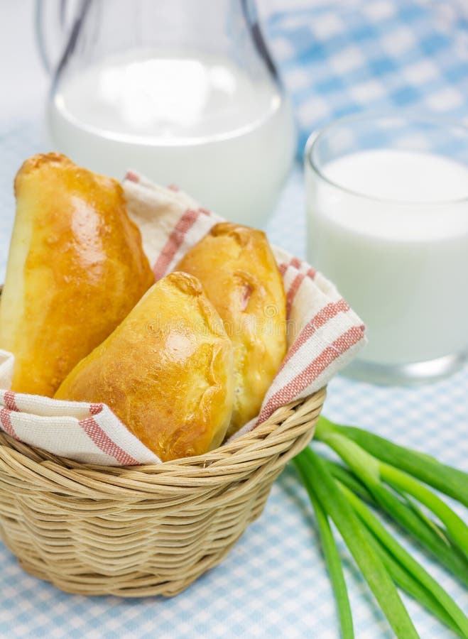 Russische Die Gebakjes (pirogi) Met Eieren En Groene Ui Worden Gevuld ...