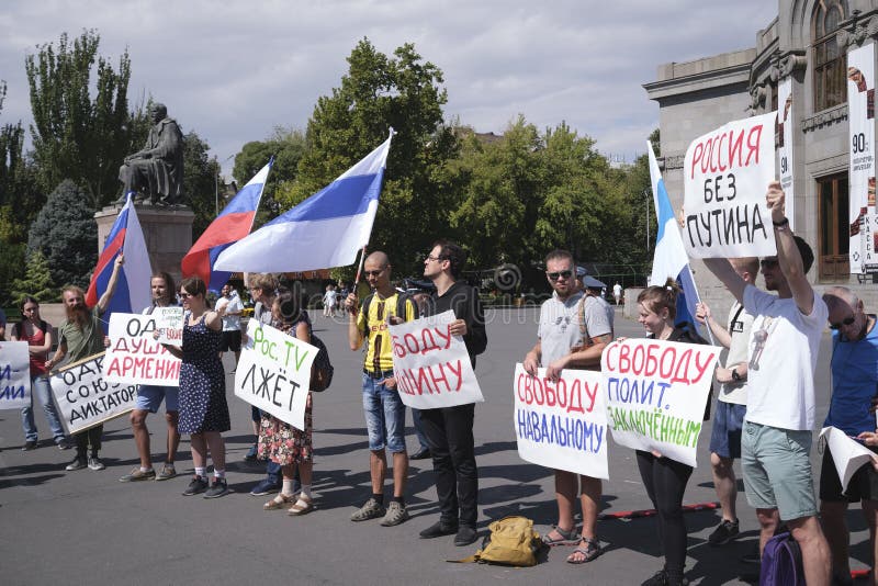 Russische Oppositieleiders Met Affiches Tegen V. Poetin in Een ... Russische Oppositieleiders Met Affiches Tegen V. Poetin in Een ...