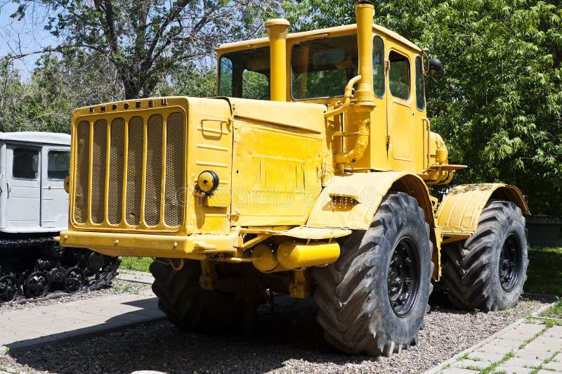 Russische Tractor K-700 Kirovets Stock Afbeelding - Image of bomen ...
