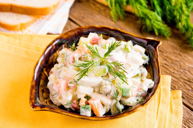 Russischer Salat olivier stockbild. Bild von gemischt - 57790693