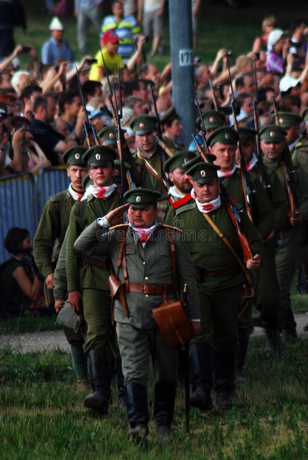 Russischer Soldat-reenactorsmarsch Mit Gewehren Redaktionelles Foto ...