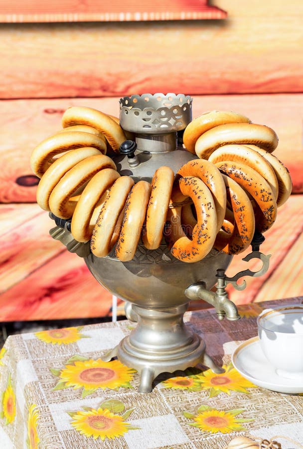 Russischer Tee Vom Samowar Mit Bageln Stockbild - Bild von tischdecke ...