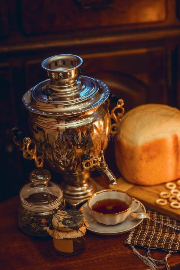 Russischer Traditioneller Tee Mit Samowar Stockfoto - Bild von trocknen ...