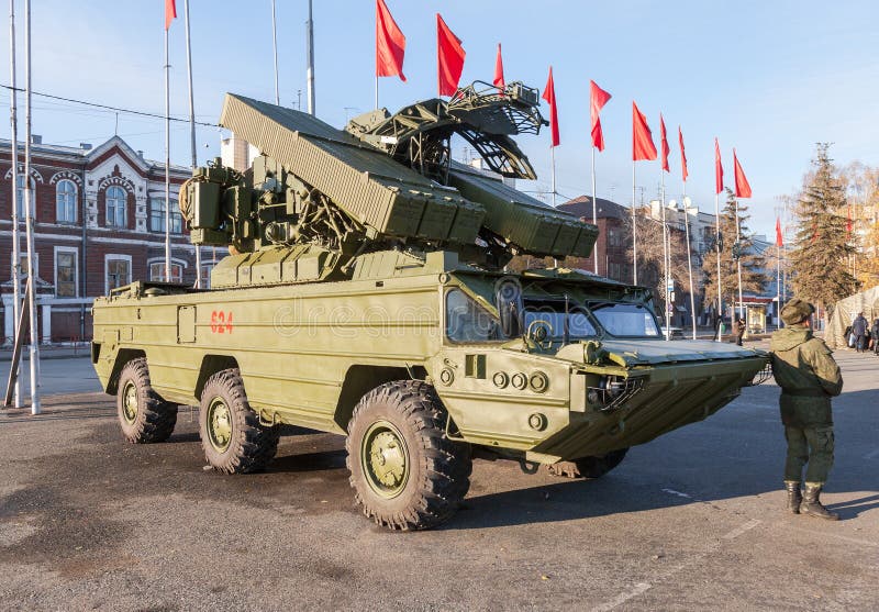 Russisches Flugabwehrraketesystem SAM S-300 Parkte Oben Auf Th ...