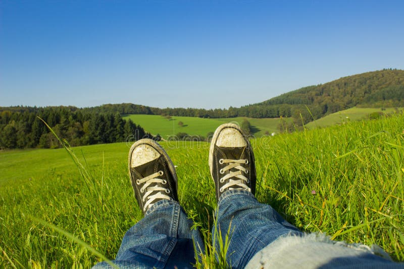 Rust in het onkruid stock afbeelding. Image of ontruim - 58219031