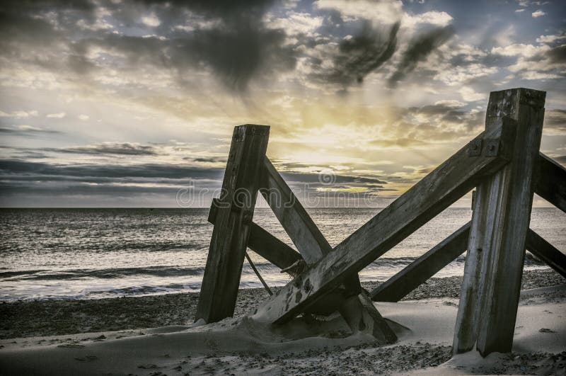 Rust Voor De Storm Op Het Strand Stock Foto - Image of ligstoelen ...