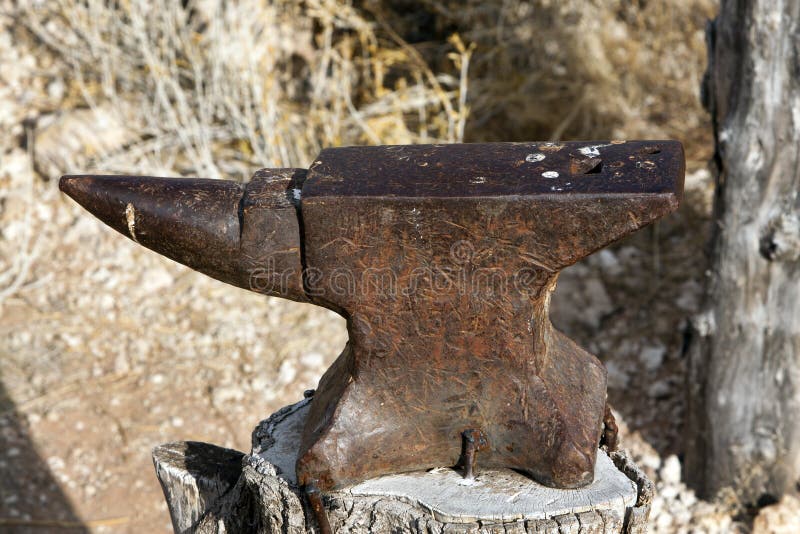 Rusted old iron anvil stock photo. Image of type, wood - 15511936