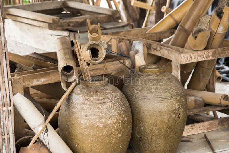 A rustic red barn in snow editorial photo. Image of farm - 180555606
