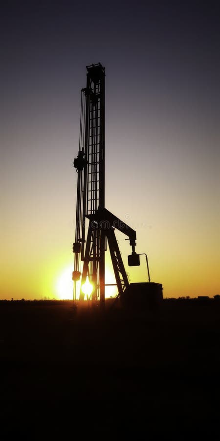 Silhouette Drilling Rig Stock Illustrations – 8,499 Silhouette Drilling ...