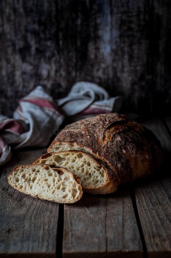 Rustiek brood stock afbeelding. Image of bakkerij, naughty - 111073343