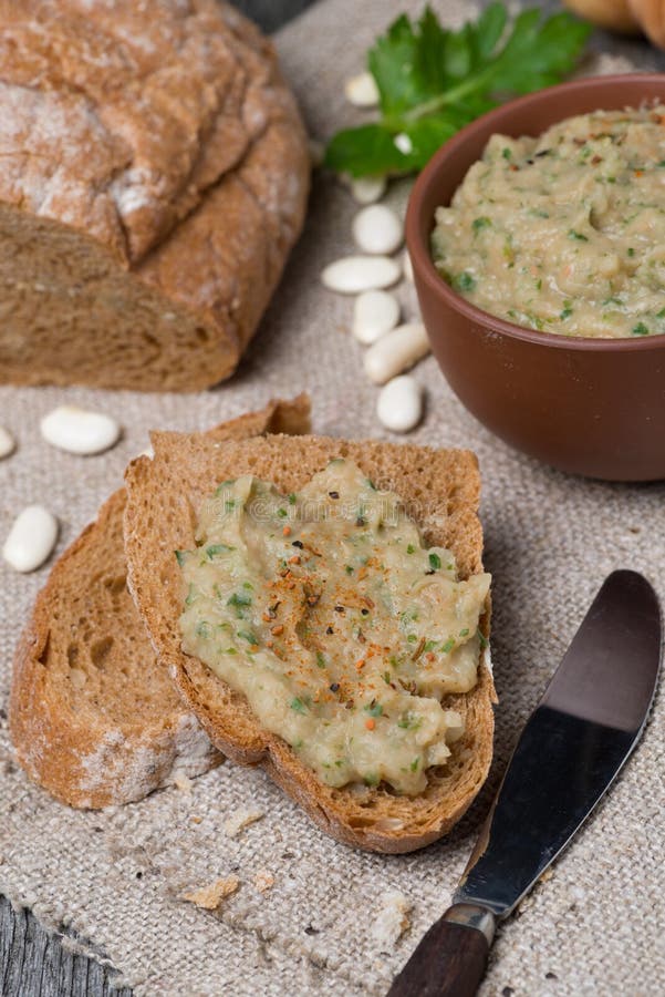 Rustiek Brood Met Bonenpasta, Verticaal Stock Afbeelding - Image of ...