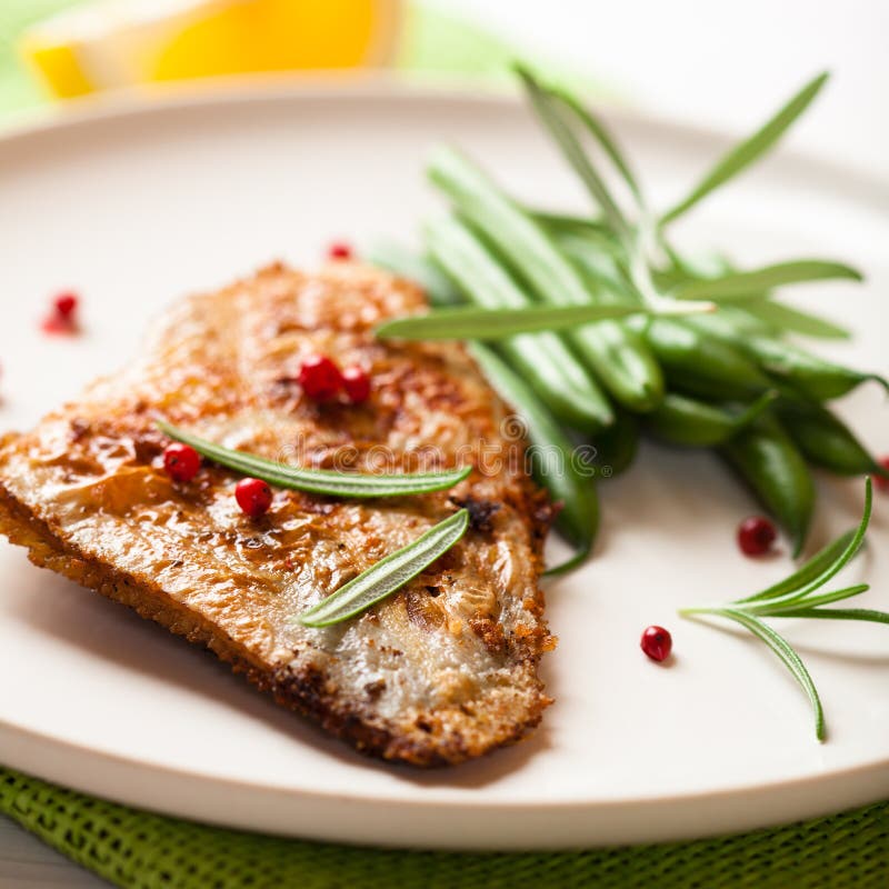 Rustiek Scharfilet Met Sperziebonen Stock Afbeelding - Image of sluit ...