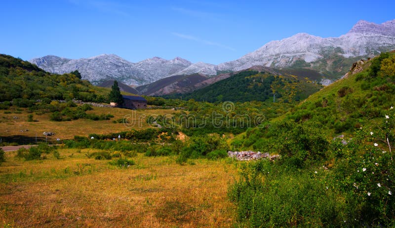 Rustig berglandschap stock afbeelding. Image of bergen - 62166633