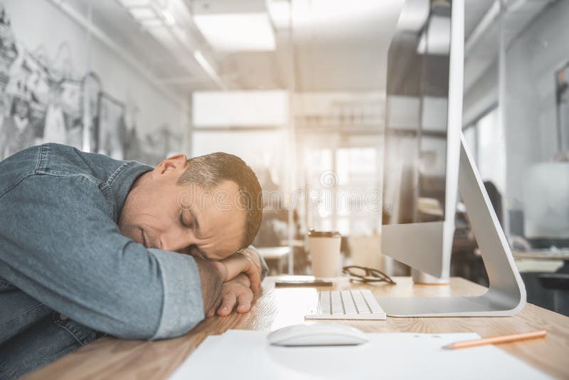 Rustig Uitgeput Mannetje Die Gezicht Wrijven Bij Bureau Stock ...