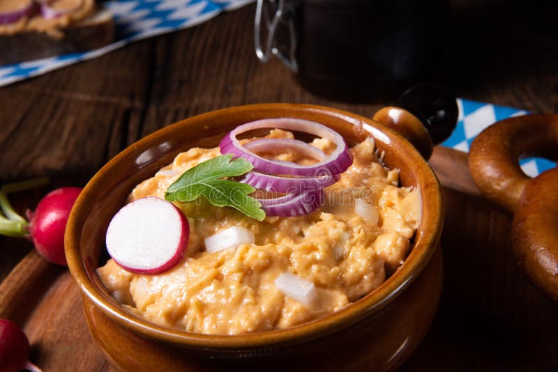 Rustikale Bayerische Obazda Mit Radieschen Und Zwiebeln Stockbild ...