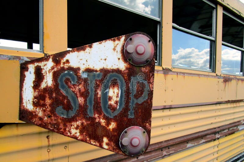 Rusty Bus foto de archivo. Imagen de cielo, metal, contraste - 101867206