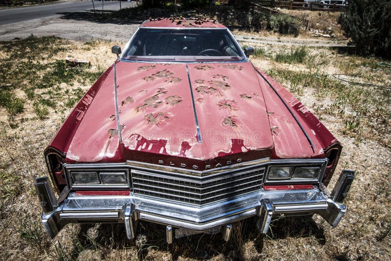 Rusty Cadillac redaktionell foto. Bild av sitter, tillbaka - 42894425