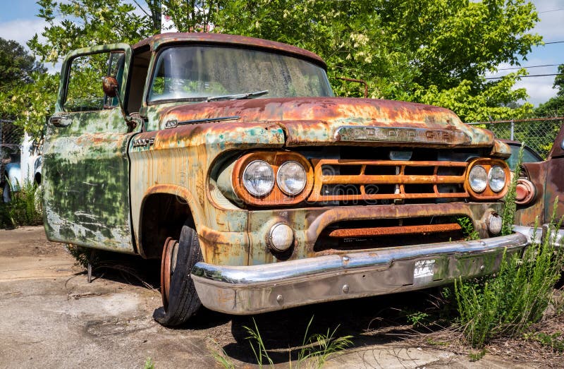 Rusty Dodge photo stock éditorial. Image du weathered - 34356523