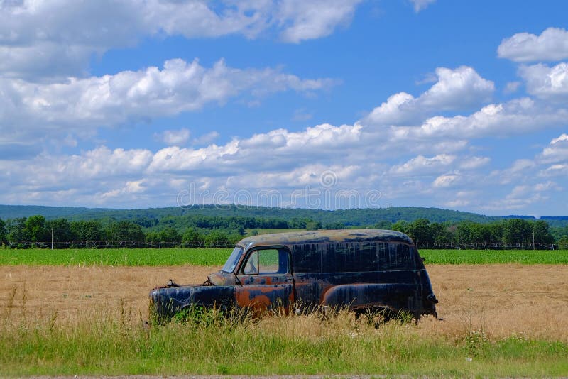 Rusty Old Car in Farm Field Stock Image - Image of classic, grass: 43773965
