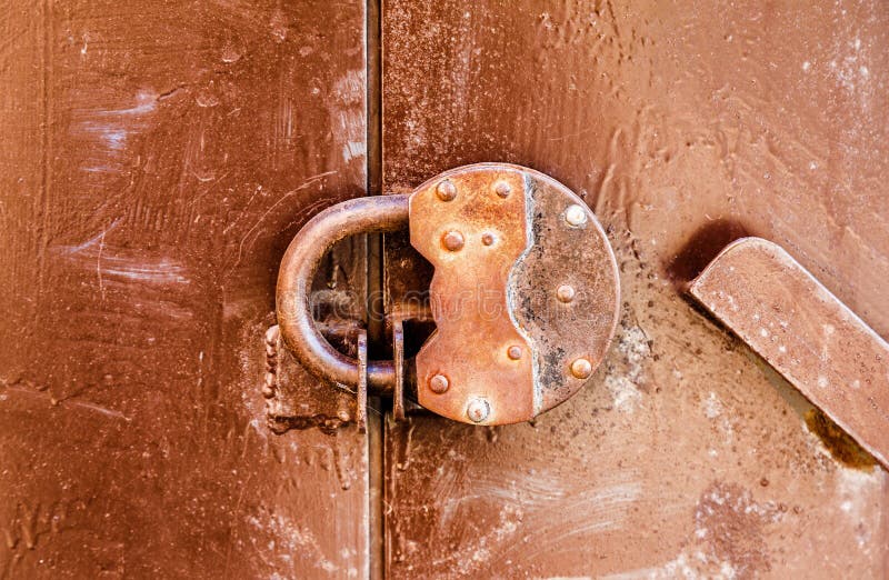 Rusty Padlock on an Old Door Stock Image - Image of cabin, padlock ...