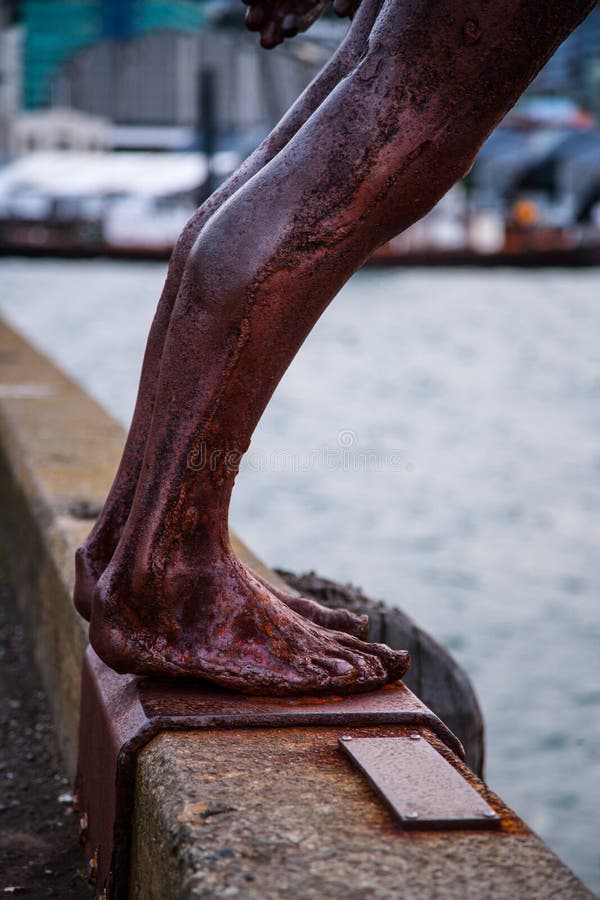 Rusty Statue Feet foto de stock. Imagem de borda, pessoa - 97090000