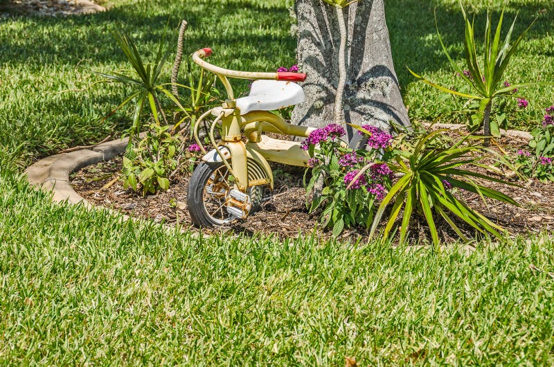 Rusty Tricycle Decorating a La Yarda Imagen de archivo - Imagen de ...