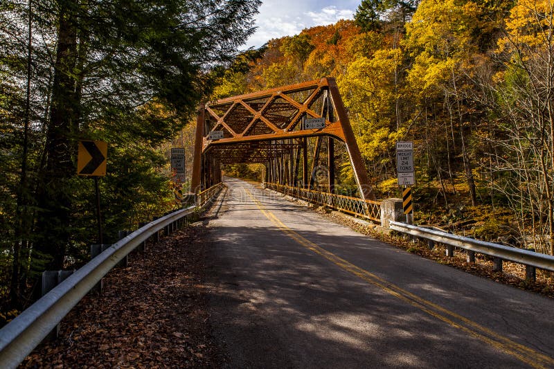 Rusty Truss Bridge Im Herbst - Lawrence County, Pennsylvania Stockbild ...