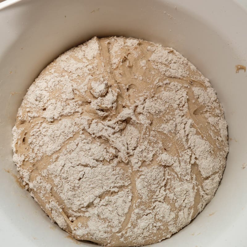 Ruw brooddeeg stock afbeelding. Image of productie, baksel - 135712387