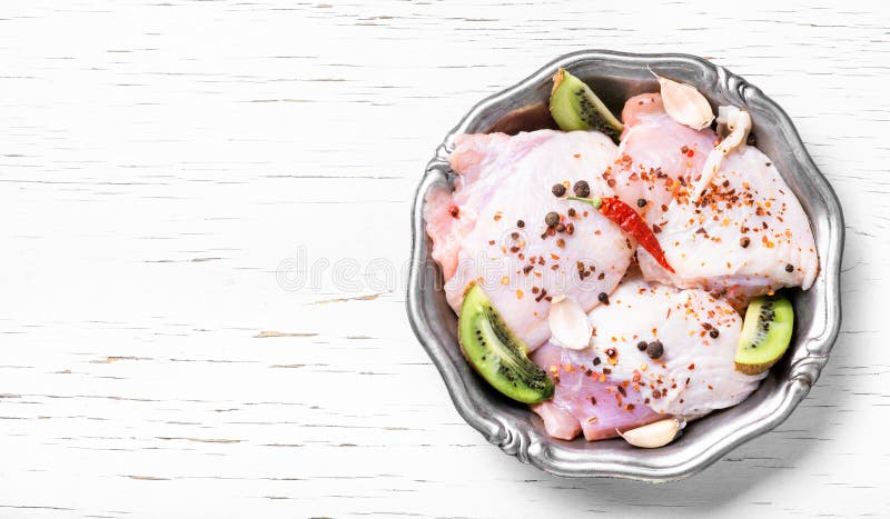 Ruw kippenvlees stock foto. Image of voedsel, schotel - 110727360