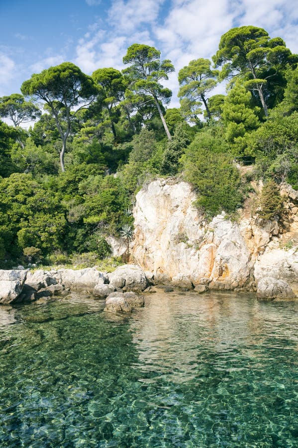 Ruwe De Rotskust Van Kroatië Van Het Lokrumeiland Stock Foto - Image of ...